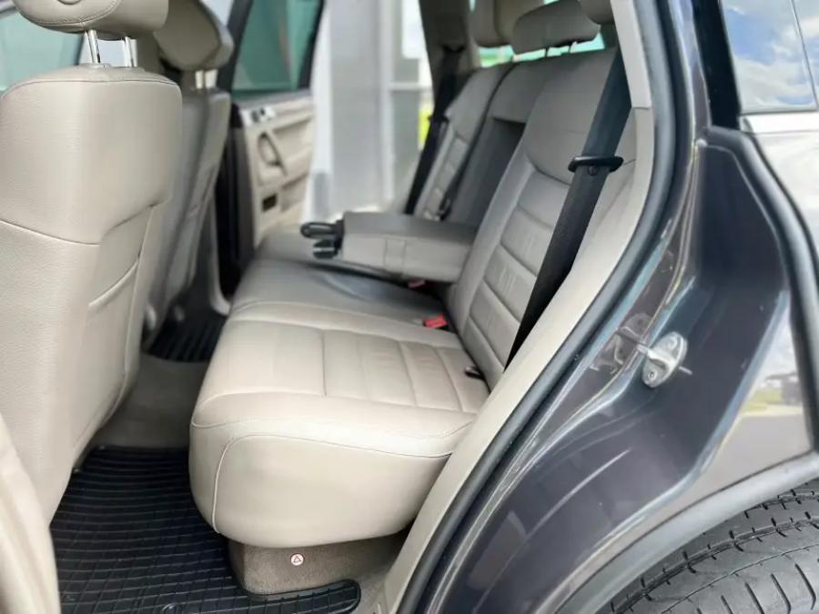 Grey Volkswagen Touareg 2008 in Jekabpils, with an engine capacity of 3.00 L and mileage of 165 thousand km for 8800 €, photo 20 on AUTOMOTO.COM.LV
