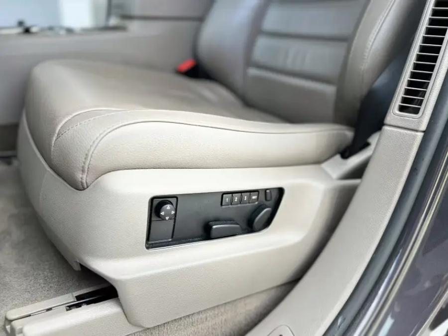 Grey Volkswagen Touareg 2008 in Jekabpils, with an engine capacity of 3.00 L and mileage of 165 thousand km for 8800 €, photo 21 on AUTOMOTO.COM.LV