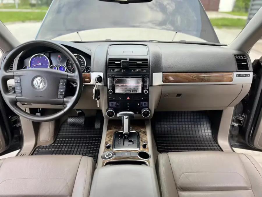 Grey Volkswagen Touareg 2008 in Jekabpils, with an engine capacity of 3.00 L and mileage of 165 thousand km for 8800 €, photo 26 on AUTOMOTO.COM.LV