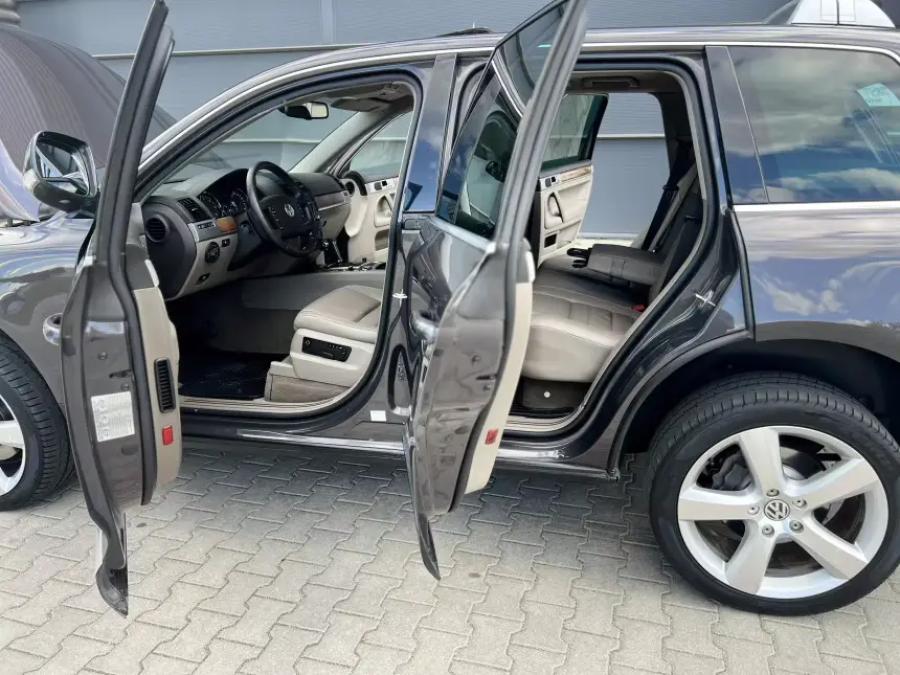 Grey Volkswagen Touareg 2008 in Jekabpils, with an engine capacity of 3.00 L and mileage of 165 thousand km for 8800 €, photo 27 on AUTOMOTO.COM.LV