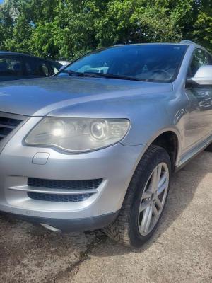 Grey Volkswagen Touareg 2008 in Siauliai, with an engine capacity of 2.97 L and mileage of 300 thousand km for 2999 €, photo  on AUTOMOTO.COM.LV