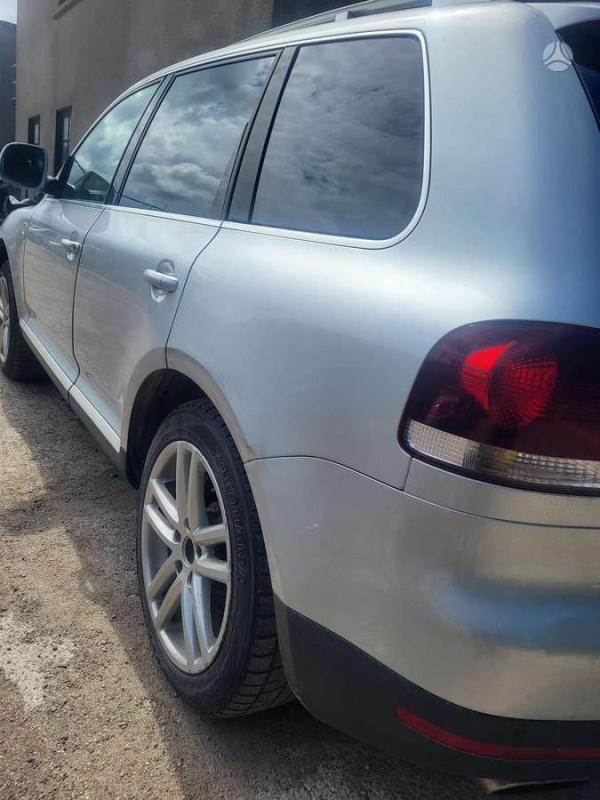 Pelēks Volkswagen Touareg 2008 Šauļi, ar dzinēja tilpumu 2.97 L un nobraukumu 300 tūkst. km par 2999 €, foto 3 vietnē AUTOMOTO.COM.LV