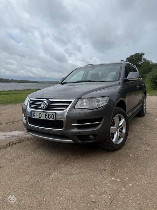 Grey Volkswagen Touareg 2008 in Kaunas, with an engine capacity of 2.97 L and mileage of 245 thousand km for 5500 €, photo 1 on AUTOMOTO.COM.LV