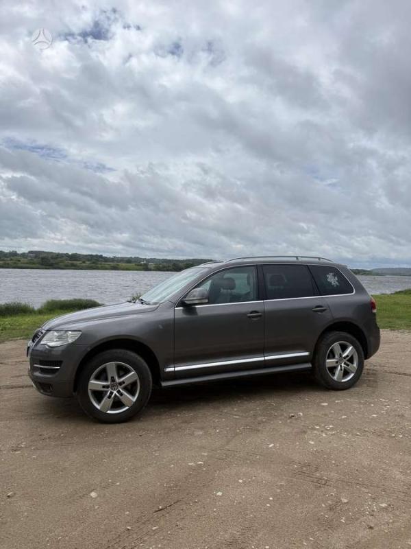 Grey Volkswagen Touareg 2008 in Kaunas, with an engine capacity of 2.97 L and mileage of 245 thousand km for 5500 €, photo 3 on AUTOMOTO.COM.LV