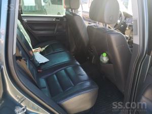 Pelēks Volkswagen Touareg 2008 Krāslava, ar dzinēja tilpumu 3.00 L un nobraukumu 240 tūkst. km par 6600 €, foto 4 vietnē AUTOMOTO.COM.LV