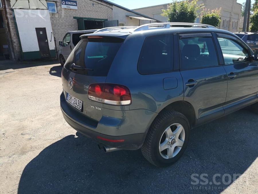 Pelēks Volkswagen Touareg 2008 Krāslava, ar dzinēja tilpumu 3.00 L un nobraukumu 240 tūkst. km par 6600 €, foto 5 vietnē AUTOMOTO.COM.LV