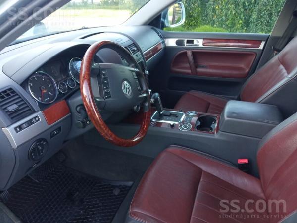 Grey Volkswagen Touareg 2008 in Rezekne, with an engine capacity of 3.00 L and mileage of 284 thousand km for 4700 €, photo 5 on AUTOMOTO.COM.LV