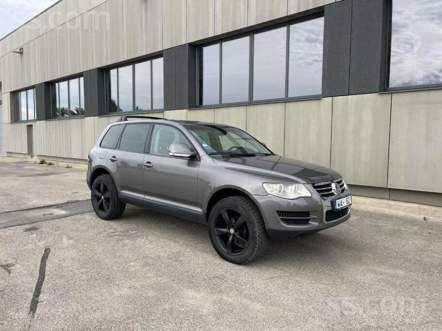 Grey Volkswagen Touareg 2008 in Riga, with an engine capacity of 2.50 L and mileage of 291 thousand km for 3600 €, photo 1 on AUTOMOTO.COM.LV