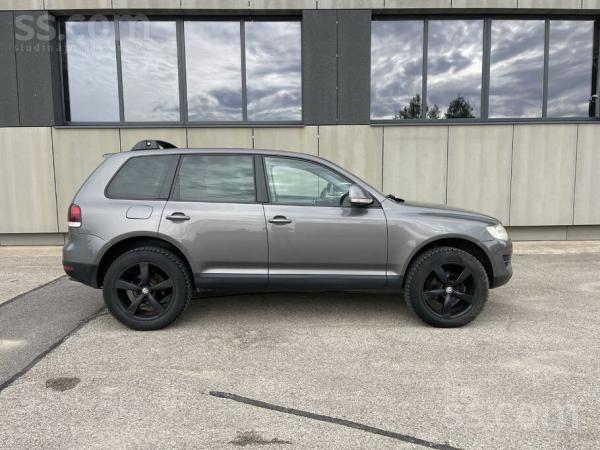 Grey Volkswagen Touareg 2008 in Riga, with an engine capacity of 2.50 L and mileage of 291 thousand km for 3600 €, photo 3 on AUTOMOTO.COM.LV