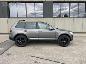 Grey Volkswagen Touareg 2008 in Riga, with an engine capacity of 2.50 L and mileage of 291 thousand km for 3600 €, photo 3 on AUTOMOTO.COM.LV