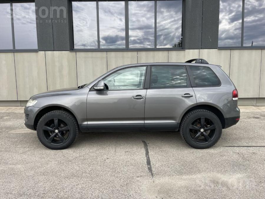 Grey Volkswagen Touareg 2008 in Riga, with an engine capacity of 2.50 L and mileage of 291 thousand km for 3600 €, photo 5 on AUTOMOTO.COM.LV