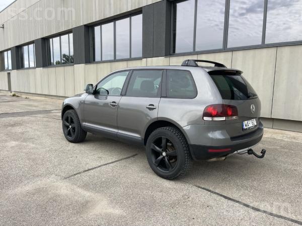 Grey Volkswagen Touareg 2008 in Riga, with an engine capacity of 2.50 L and mileage of 291 thousand km for 3600 €, photo 6 on AUTOMOTO.COM.LV