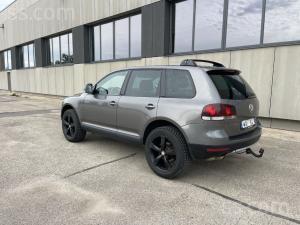Grey Volkswagen Touareg 2008 in Riga, with an engine capacity of 2.50 L and mileage of 291 thousand km for 3600 €, photo 6 on AUTOMOTO.COM.LV