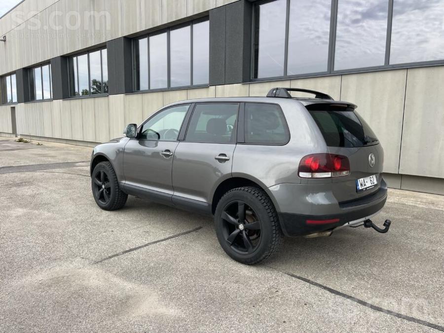 Grey Volkswagen Touareg 2008 in Riga, with an engine capacity of 2.50 L and mileage of 291 thousand km for 3600 €, photo 6 on AUTOMOTO.COM.LV
