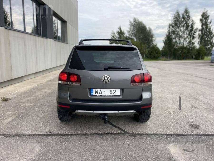 Grey Volkswagen Touareg 2008 in Riga, with an engine capacity of 2.50 L and mileage of 291 thousand km for 3600 €, photo 7 on AUTOMOTO.COM.LV