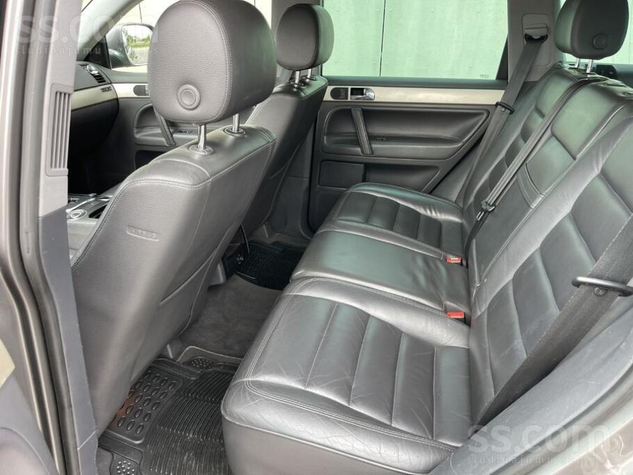 Grey Volkswagen Touareg 2008 in Riga, with an engine capacity of 2.50 L and mileage of 291 thousand km for 3600 €, photo 9 on AUTOMOTO.COM.LV
