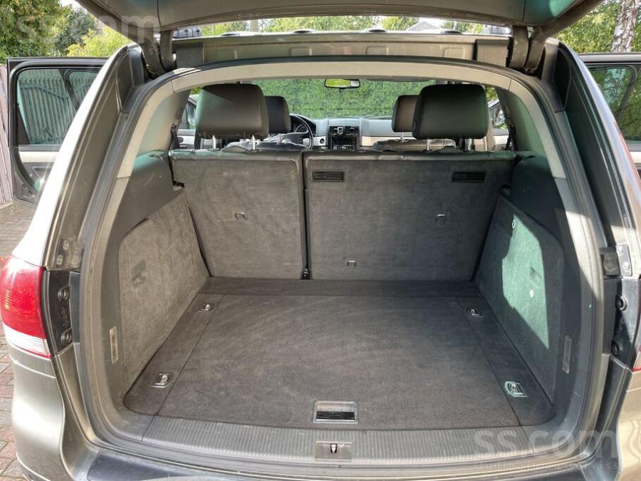 Grey Volkswagen Touareg 2008 in Riga, with an engine capacity of 2.50 L and mileage of 291 thousand km for 3600 €, photo 10 on AUTOMOTO.COM.LV