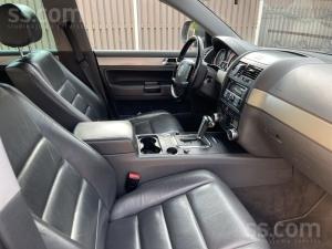 Grey Volkswagen Touareg 2008 in Riga, with an engine capacity of 2.50 L and mileage of 291 thousand km for 3600 €, photo 11 on AUTOMOTO.COM.LV