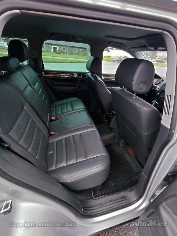 Grey Volkswagen Touareg 2009 in Viljandi, with an engine capacity of 3.00 L and mileage of 275 thousand km for 6500 €, photo 11 on AUTOMOTO.COM.LV