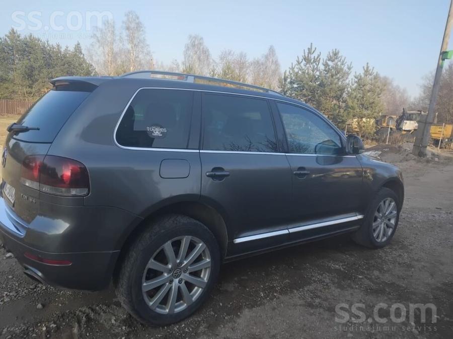 Pelēks Volkswagen Touareg 2009 Daugavpils, ar dzinēja tilpumu 3.00 L un nobraukumu 330 tūkst. km par 6200 €, foto 1 vietnē AUTOMOTO.COM.LV