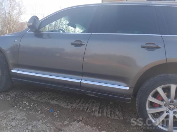 Pelēks Volkswagen Touareg 2009 Daugavpils, ar dzinēja tilpumu 3.00 L un nobraukumu 330 tūkst. km par 6200 €, foto 3 vietnē AUTOMOTO.COM.LV