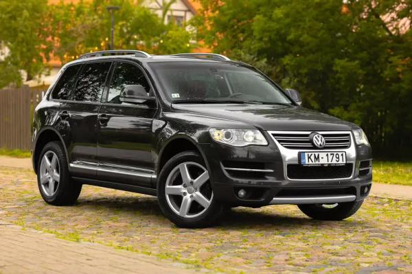 Grey Volkswagen Touareg 2009 in Jelgava, with an engine capacity of 5.00 L and mileage of 300 thousand km for 6500 €, photo 2 on AUTOMOTO.COM.LV