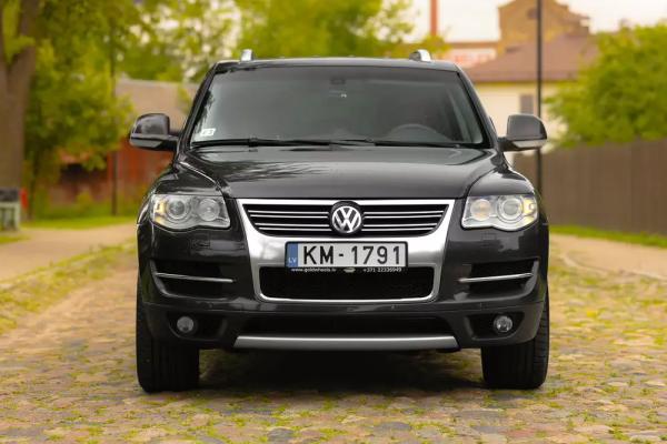 Grey Volkswagen Touareg 2009 in Jelgava, with an engine capacity of 5.00 L and mileage of 300 thousand km for 6500 €, photo 3 on AUTOMOTO.COM.LV