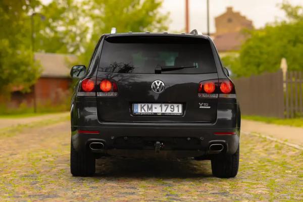 Grey Volkswagen Touareg 2009 in Jelgava, with an engine capacity of 5.00 L and mileage of 300 thousand km for 6500 €, photo 6 on AUTOMOTO.COM.LV