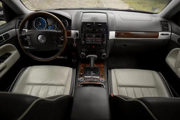 Grey Volkswagen Touareg 2009 in Jelgava, with an engine capacity of 5.00 L and mileage of 300 thousand km for 6500 €, photo 9 on AUTOMOTO.COM.LV