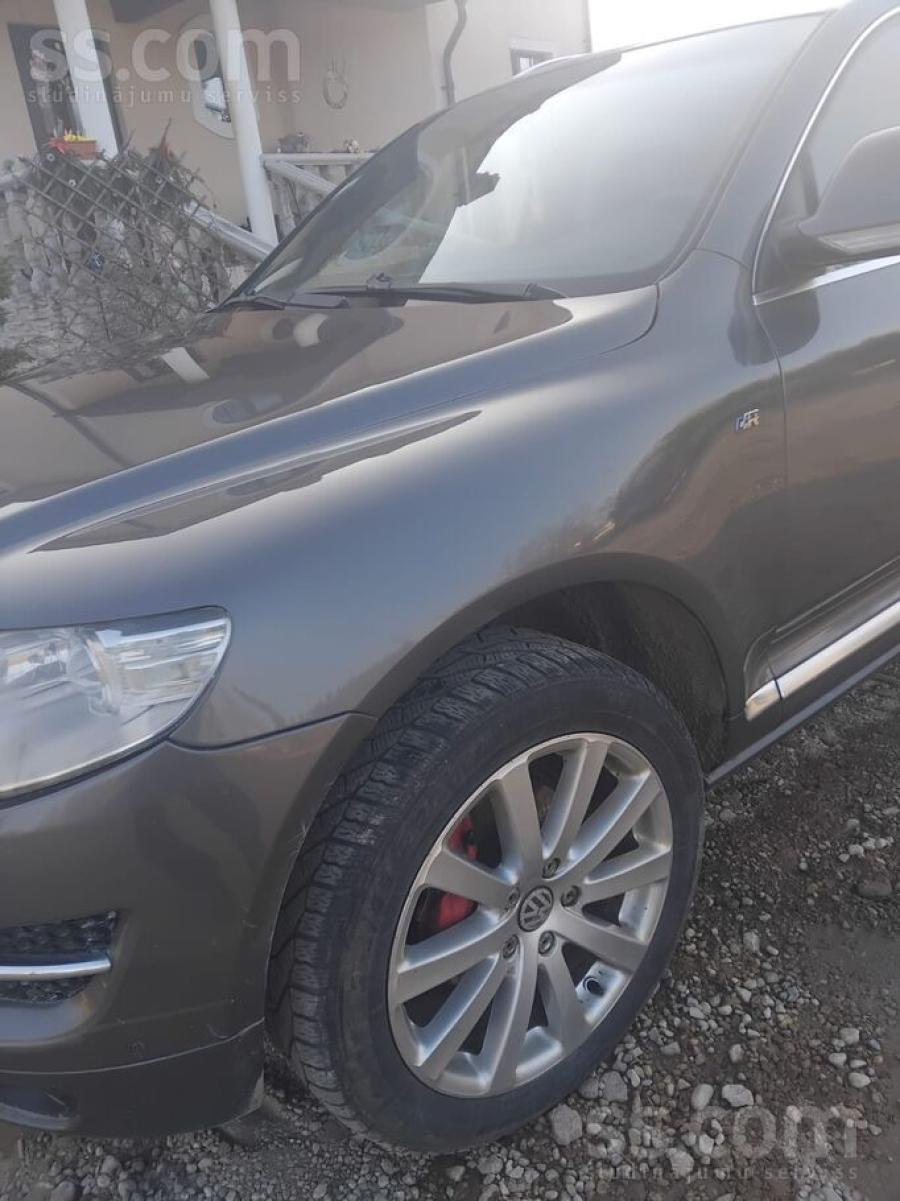 Pelēks Volkswagen Touareg 2009 Daugavpils, ar dzinēja tilpumu 3.00 L un nobraukumu 330 tūkst. km par 2600 €, foto 5 vietnē AUTOMOTO.COM.LV