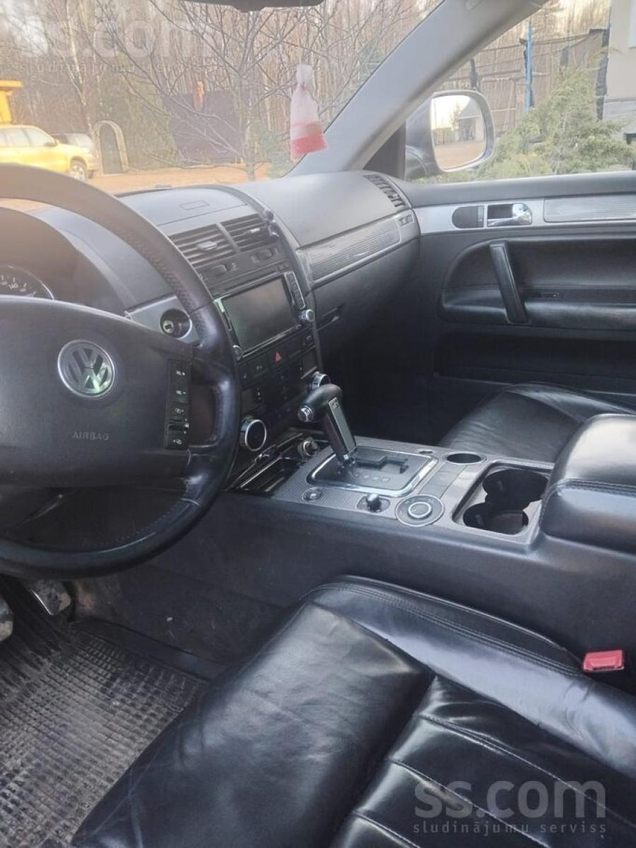 Pelēks Volkswagen Touareg 2009 Daugavpils, ar dzinēja tilpumu 3.00 L un nobraukumu 330 tūkst. km par 2600 €, foto 6 vietnē AUTOMOTO.COM.LV