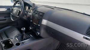 Grey Volkswagen Touareg 2009 in Riga, with an engine capacity of 3.00 L and mileage of 343 thousand km for 4990 €, photo 12 on AUTOMOTO.COM.LV