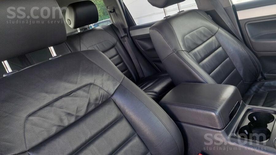 Grey Volkswagen Touareg 2009 in Riga, with an engine capacity of 3.00 L and mileage of 343 thousand km for 4990 €, photo 13 on AUTOMOTO.COM.LV