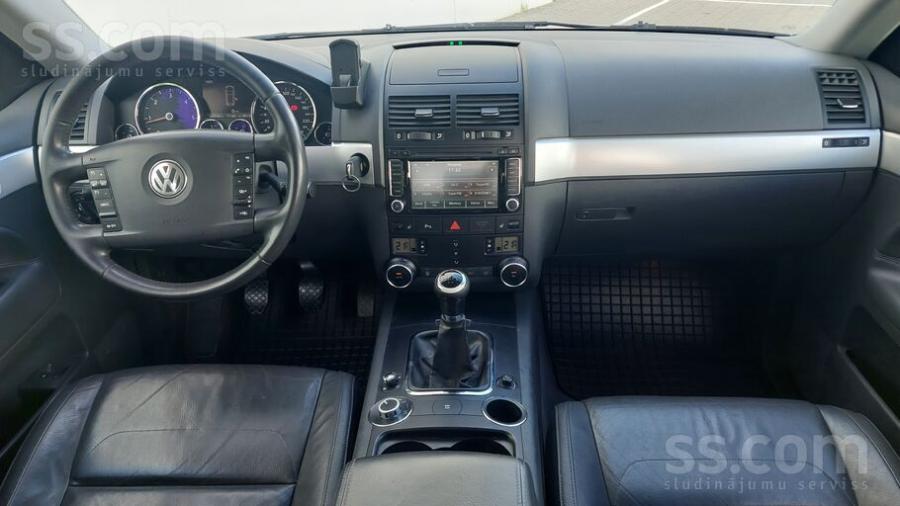 Grey Volkswagen Touareg 2009 in Riga, with an engine capacity of 3.00 L and mileage of 343 thousand km for 4990 €, photo 28 on AUTOMOTO.COM.LV