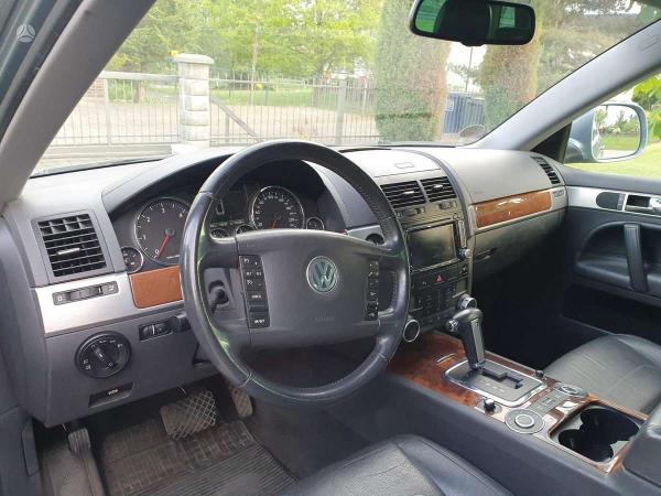 Pelēks Volkswagen Touareg 2009 Viļņa, ar dzinēja tilpumu 2.97 L un nobraukumu 271 tūkst. km par 5150 €, foto 7 vietnē AUTOMOTO.COM.LV