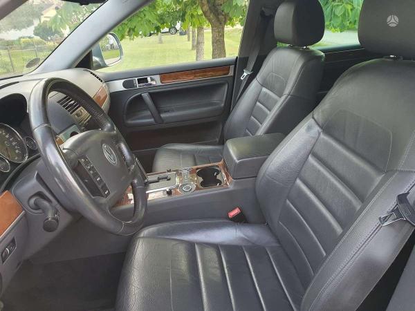 Pelēks Volkswagen Touareg 2009 Viļņa, ar dzinēja tilpumu 2.97 L un nobraukumu 271 tūkst. km par 5150 €, foto 9 vietnē AUTOMOTO.COM.LV
