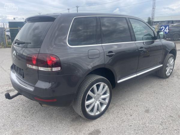 Grey Volkswagen Touareg 2009 in Kaunas, with an engine capacity of 3.00 L and mileage of 260 thousand km for 6999 €, photo 2 on AUTOMOTO.COM.LV