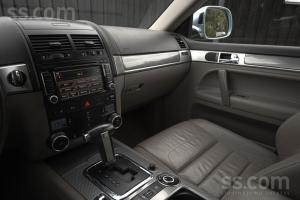 Pelēks Volkswagen Touareg 2009 Jelgava, ar dzinēja tilpumu 3.00 L un nobraukumu 368 tūkst. km par 6900 €, foto 10 vietnē AUTOMOTO.COM.LV