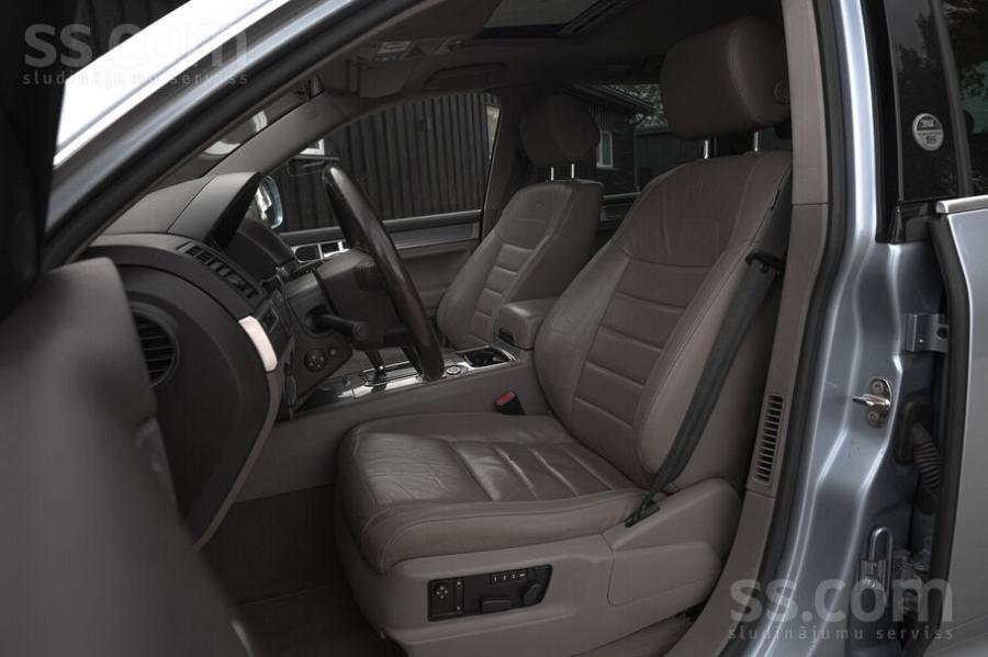 Pelēks Volkswagen Touareg 2009 Jelgava, ar dzinēja tilpumu 3.00 L un nobraukumu 368 tūkst. km par 6900 €, foto 13 vietnē AUTOMOTO.COM.LV