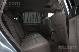 Pelēks Volkswagen Touareg 2009 Jelgava, ar dzinēja tilpumu 3.00 L un nobraukumu 368 tūkst. km par 6900 €, foto 19 vietnē AUTOMOTO.COM.LV