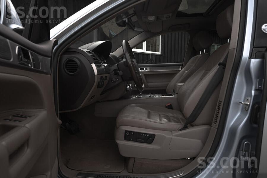 Pelēks Volkswagen Touareg 2009 Jelgava, ar dzinēja tilpumu 3.00 L un nobraukumu 368 tūkst. km par 6900 €, foto 24 vietnē AUTOMOTO.COM.LV