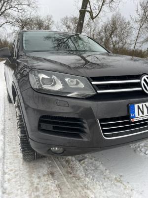 Grey Volkswagen Touareg 2010 in Daugavpils, with an engine capacity of 3.00 L and mileage of 211 thousand km for 10900 €, photo  on AUTOMOTO.COM.LV
