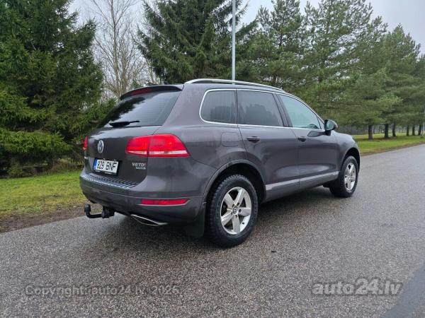 Grey Volkswagen Touareg 2010 in Tallinn, with an engine capacity of 3.00 L and mileage of 194 thousand km for 10990 €, photo 5 on AUTOMOTO.COM.LV