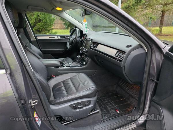 Grey Volkswagen Touareg 2010 in Tallinn, with an engine capacity of 3.00 L and mileage of 194 thousand km for 10990 €, photo 7 on AUTOMOTO.COM.LV