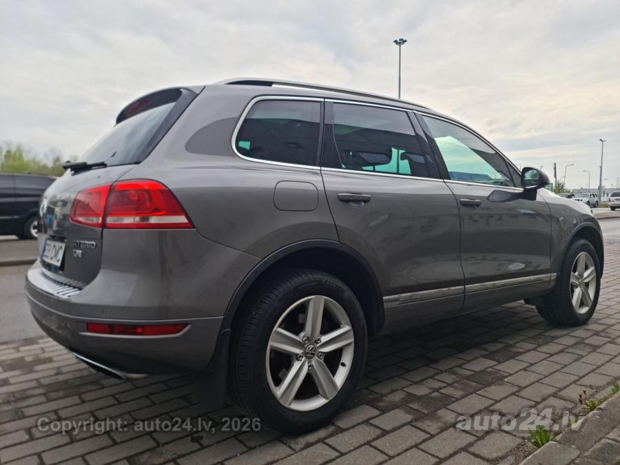 Pelēks Volkswagen Touareg 2010 Tallina, ar dzinēja tilpumu 3.00 L un nobraukumu 250 tūkst. km par 14999 €, foto 5 vietnē AUTOMOTO.COM.LV
