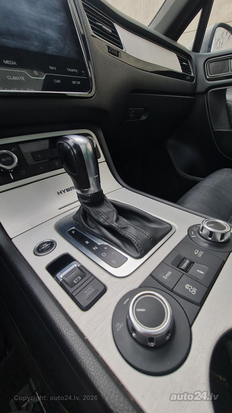 Pelēks Volkswagen Touareg 2010 Tallina, ar dzinēja tilpumu 3.00 L un nobraukumu 250 tūkst. km par 14999 €, foto 12 vietnē AUTOMOTO.COM.LV