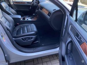 Pelēks Volkswagen Touareg 2010 Marijampole, ar dzinēja tilpumu 2.97 L un nobraukumu 265 tūkst. km par 10750 €, foto 32 vietnē AUTOMOTO.COM.LV