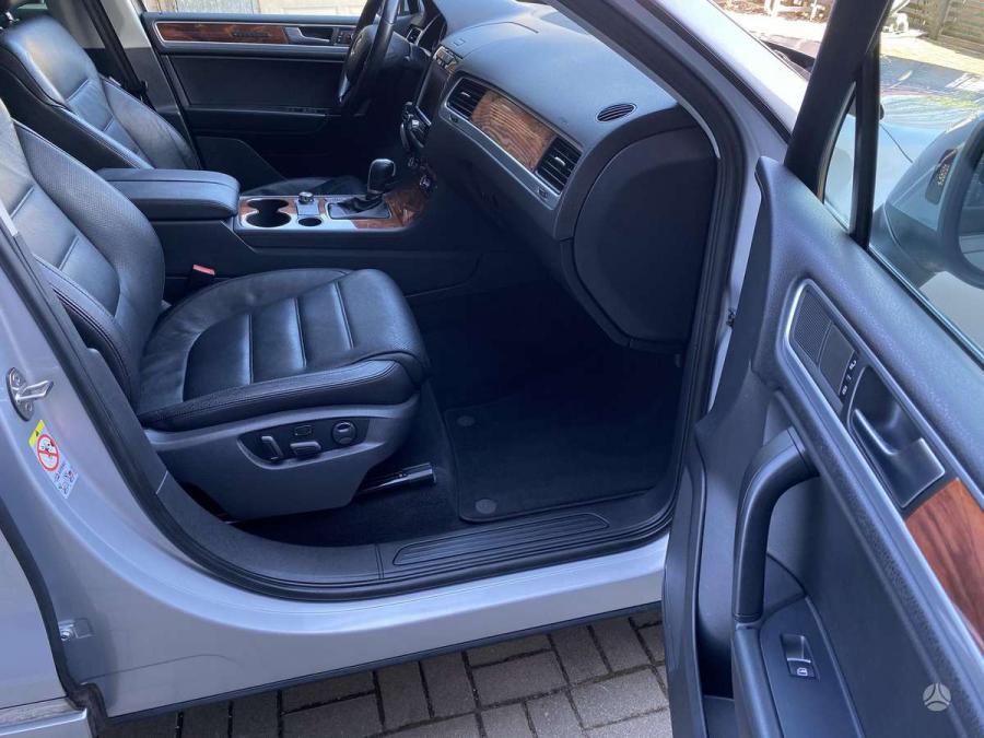 Pelēks Volkswagen Touareg 2010 Marijampole, ar dzinēja tilpumu 2.97 L un nobraukumu 265 tūkst. km par 10750 €, foto 32 vietnē AUTOMOTO.COM.LV