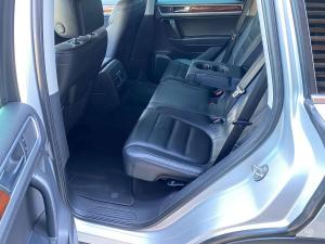 Pelēks Volkswagen Touareg 2010 Marijampole, ar dzinēja tilpumu 2.97 L un nobraukumu 265 tūkst. km par 10750 €, foto 38 vietnē AUTOMOTO.COM.LV