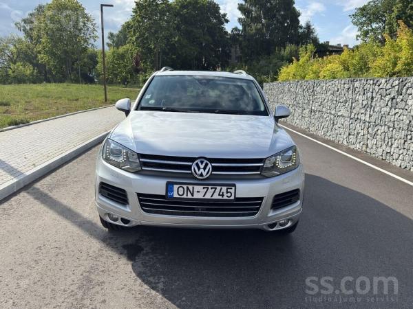 Grey Volkswagen Touareg 2010 in Rezekne, with an engine capacity of 3.00 L and mileage of 253 thousand km for 11990 €, photo 2 on AUTOMOTO.COM.LV